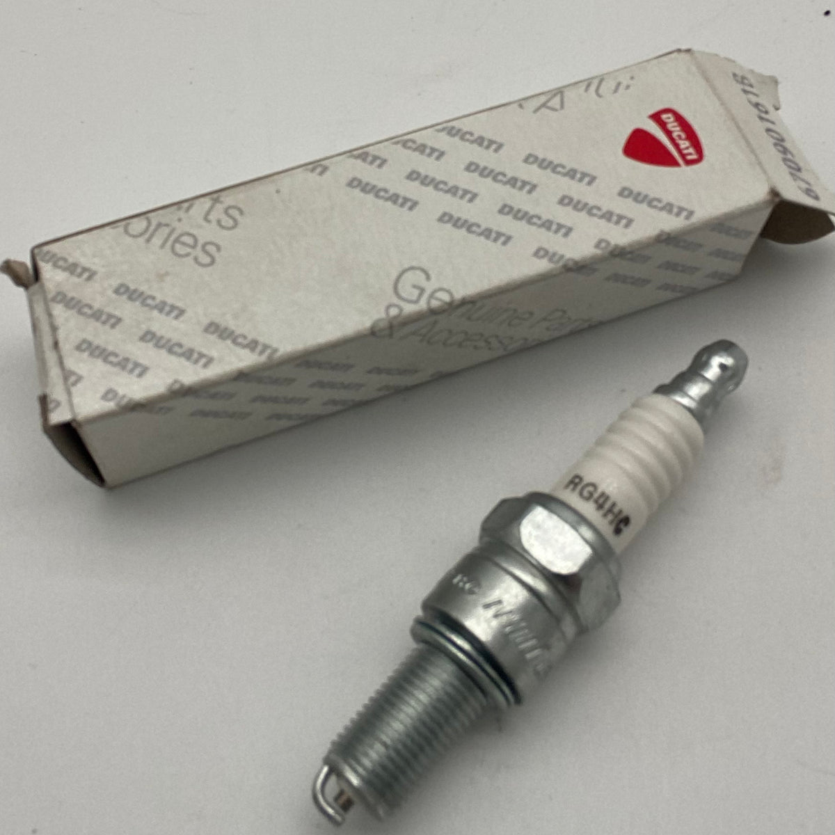 Champion RG4HC Spark Plug 67090161B – Ducatispares.co.nz
